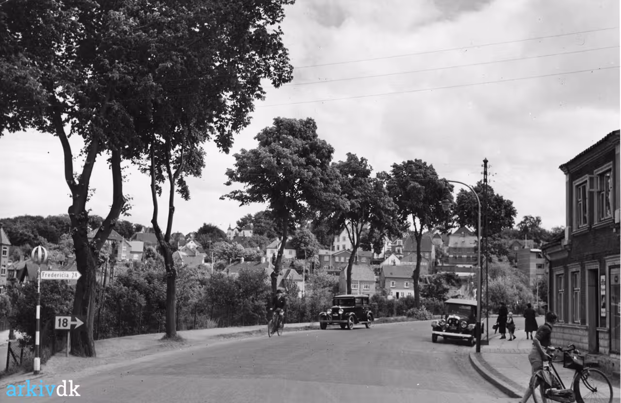 arkiv.dk | Fredericiagade med træallé, Vejle, 1938