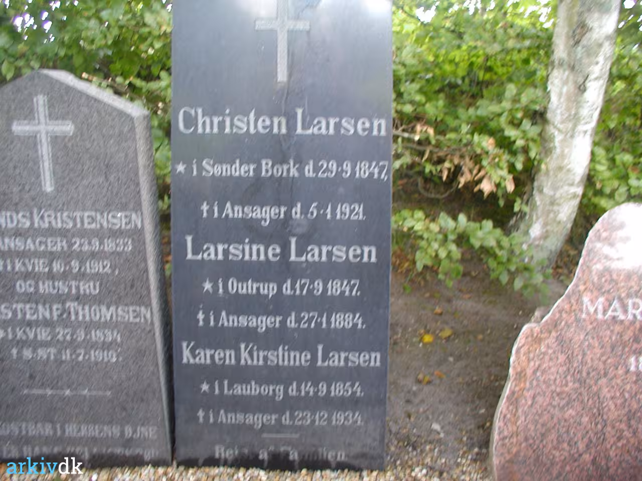 arkiv.dk | Gravsten Christen og Larsine Larsen,1934