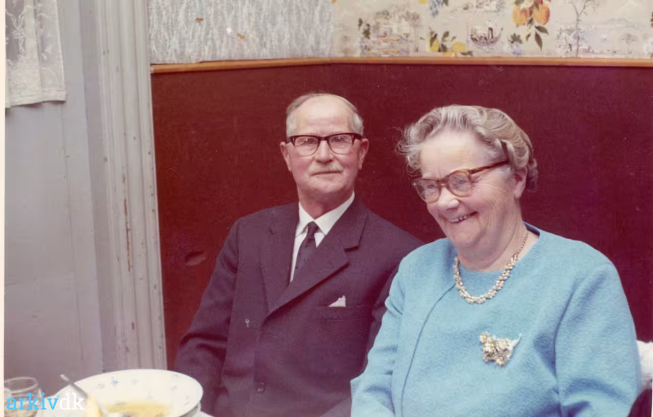 arkiv.dk | Kristine og Søren Andreasen, Nordtoft, Holtet ved sønnen Evalds sølvbryllup på ...