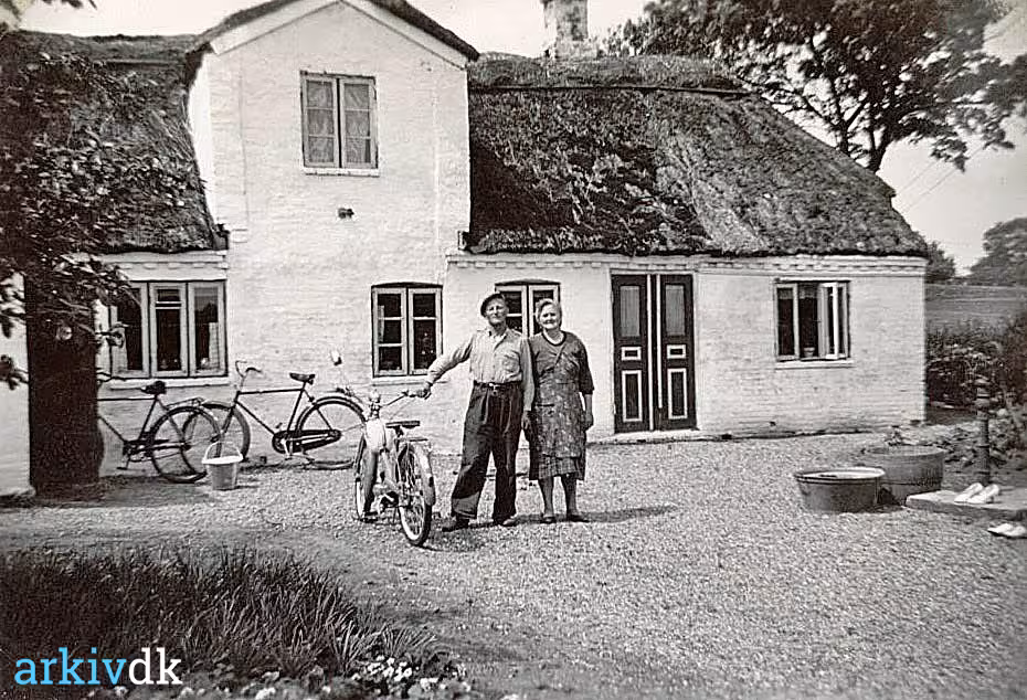 arkiv.dk | Petra og Aage Beyer Pedersen "Uglehuset" Kingstrup ca. år 1957, Gelsted sogn