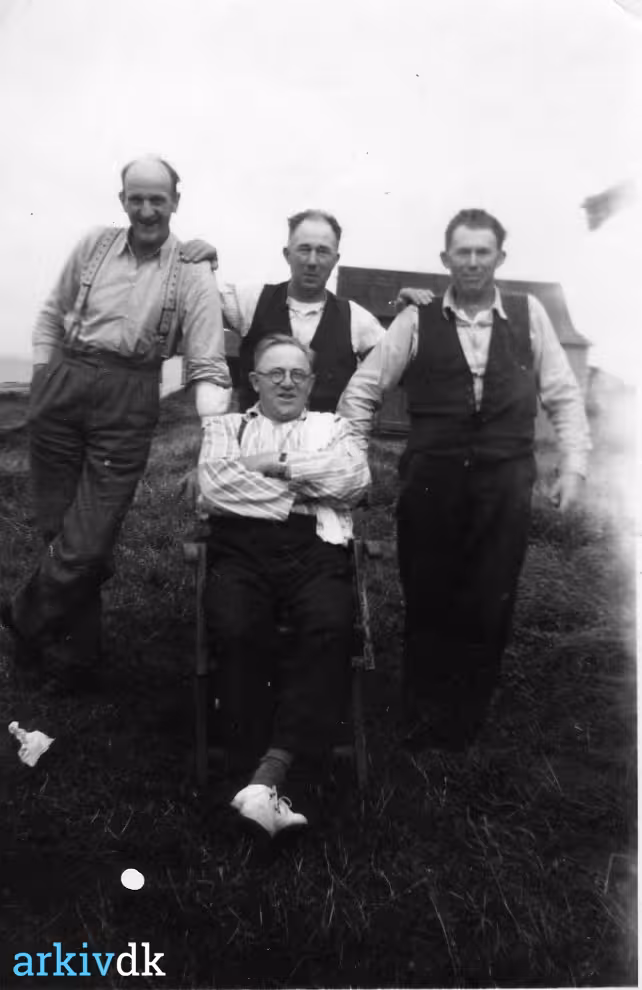 arkiv.dk | f.v.Karl Seested, Karl Jensen, Niels Jensen, sidd.Laurids Lauridsen, Engholmvej 5 ...