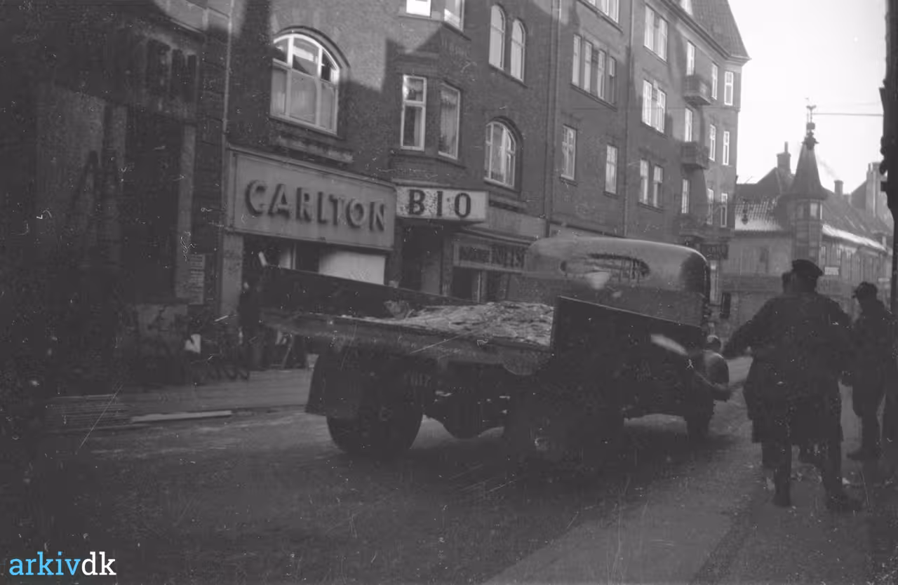 arkiv.dk | Lastbil i Torvegade, ca. 1940