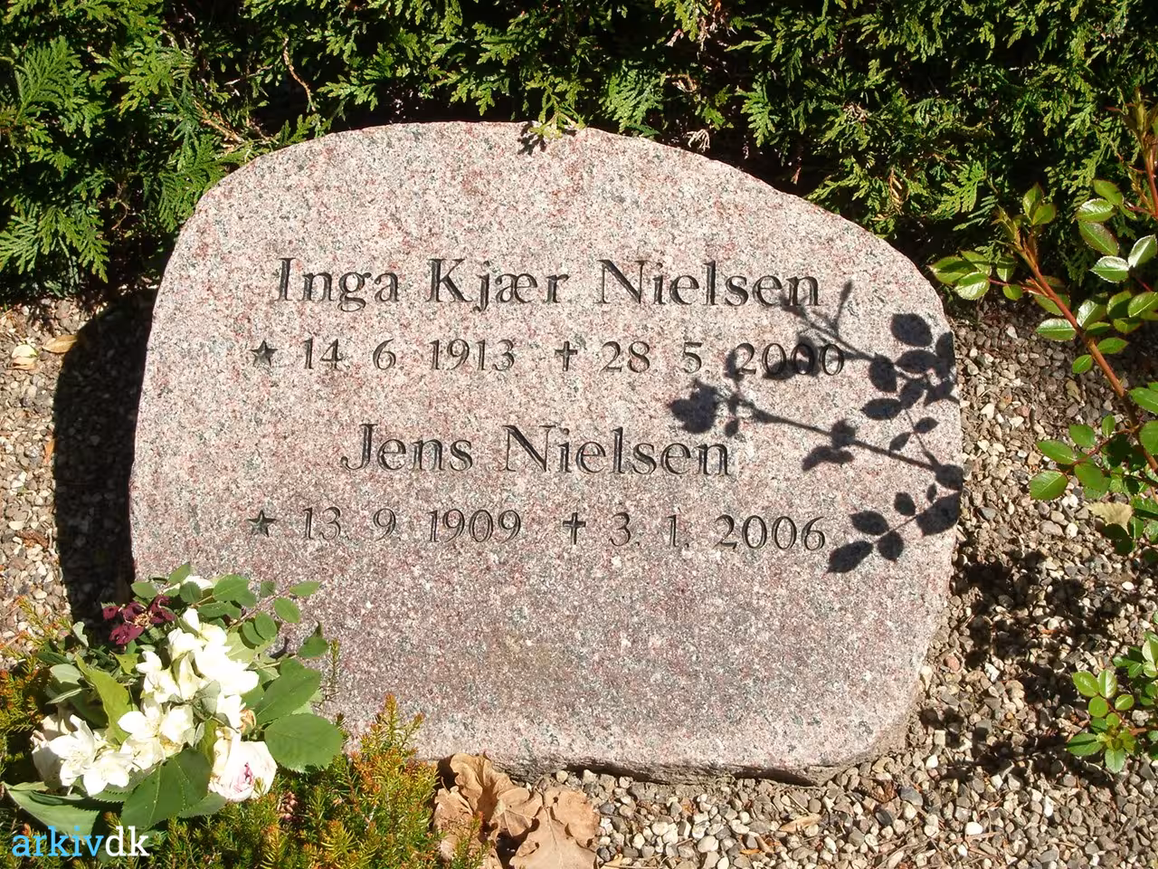 arkiv.dk | Inga Kjær Nielsen og Jens Nielsen. Gravsten på Beder kirkegård