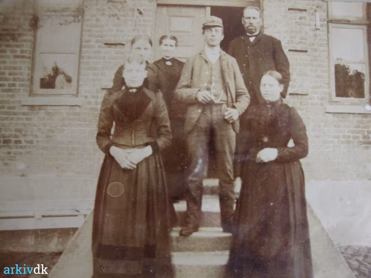 arkiv.dk | Foran hovedbygningen på Søgaard Gods, Søgaard (Søgård). Kliplev,6200 Aabenraa. Ca 1874