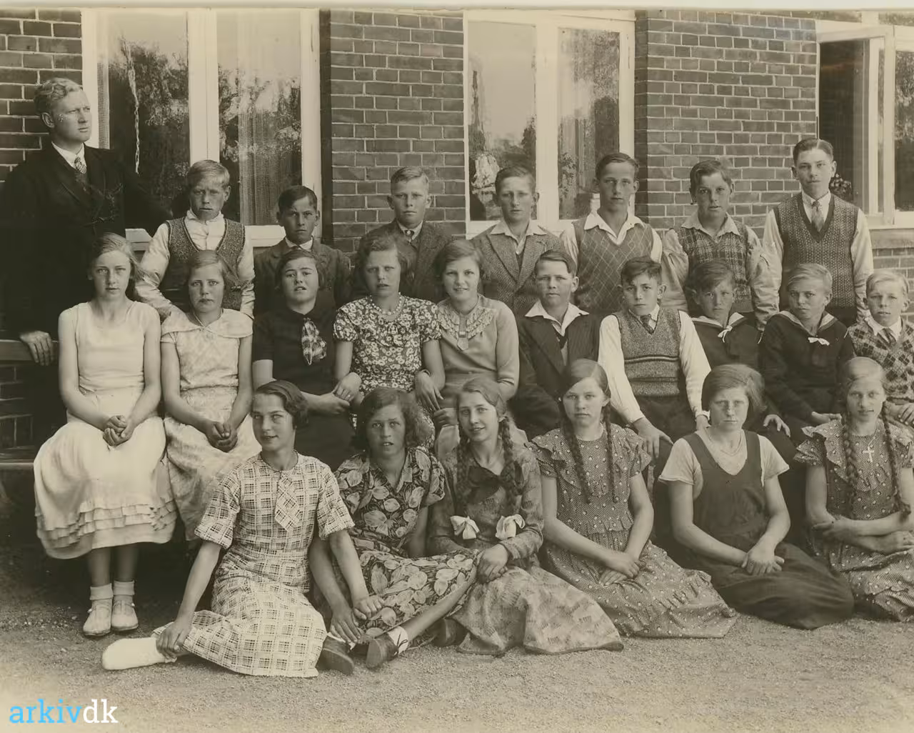 arkiv.dk | Konfirmander Sønderholm 29. September 1935 ved Pastor Svend Aage Reerslev