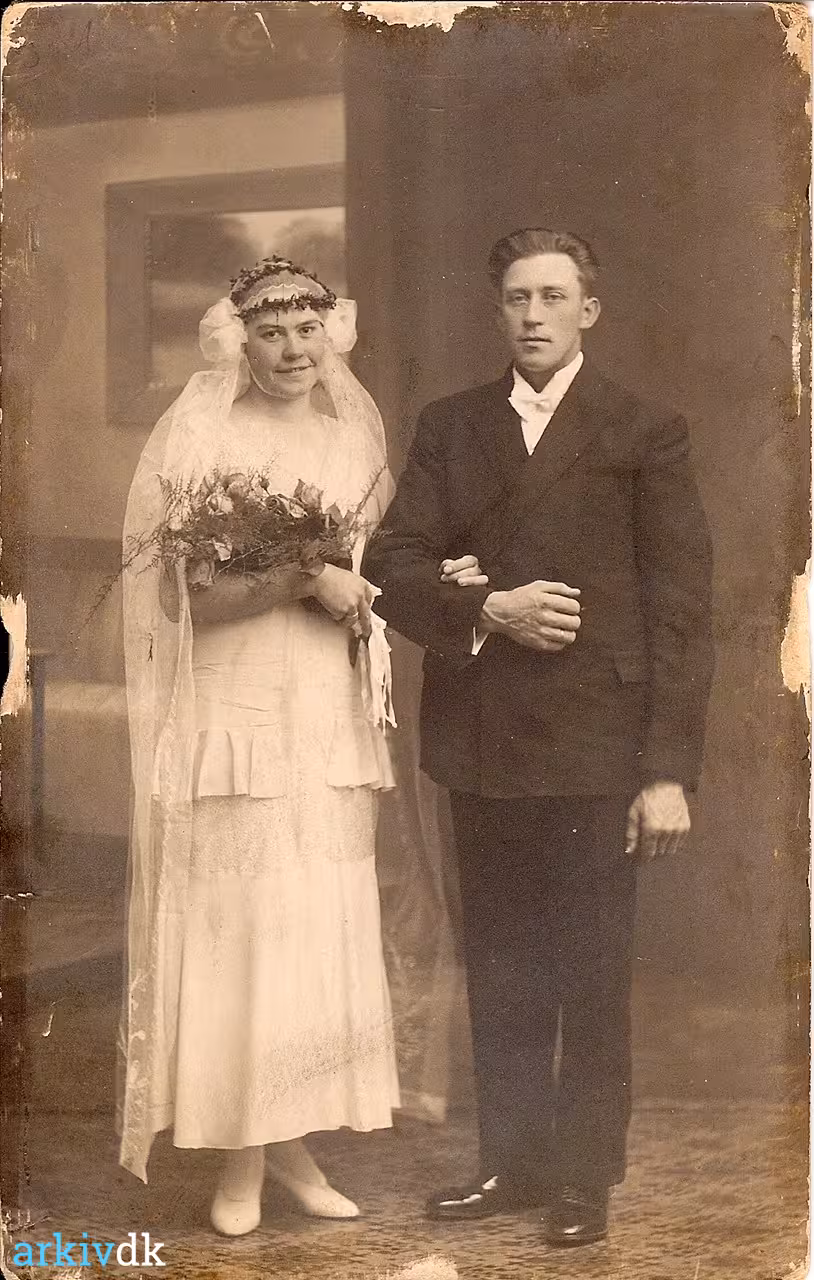 arkiv.dk | Brudebillede af Kirstine og Jens Poulsen 1932 -Vognmand paa Thyborønvej 20, Klinkby, 1932
