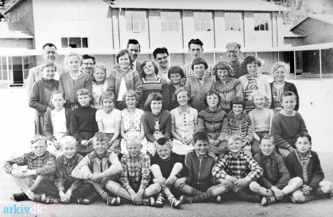 arkiv.dk | Grejsdal Skole, 4. klasse og lærere på skolen, 1958