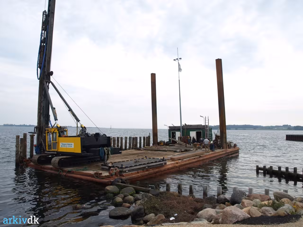 arkiv.dk | Maskine, der hamre pæle i havbunden