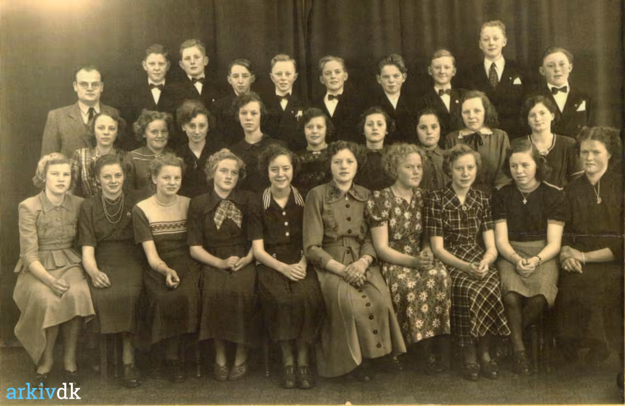 arkiv.dk | Konfirmander i Brande Kirke den 1. april 1951, ved pastor Rasmussen.