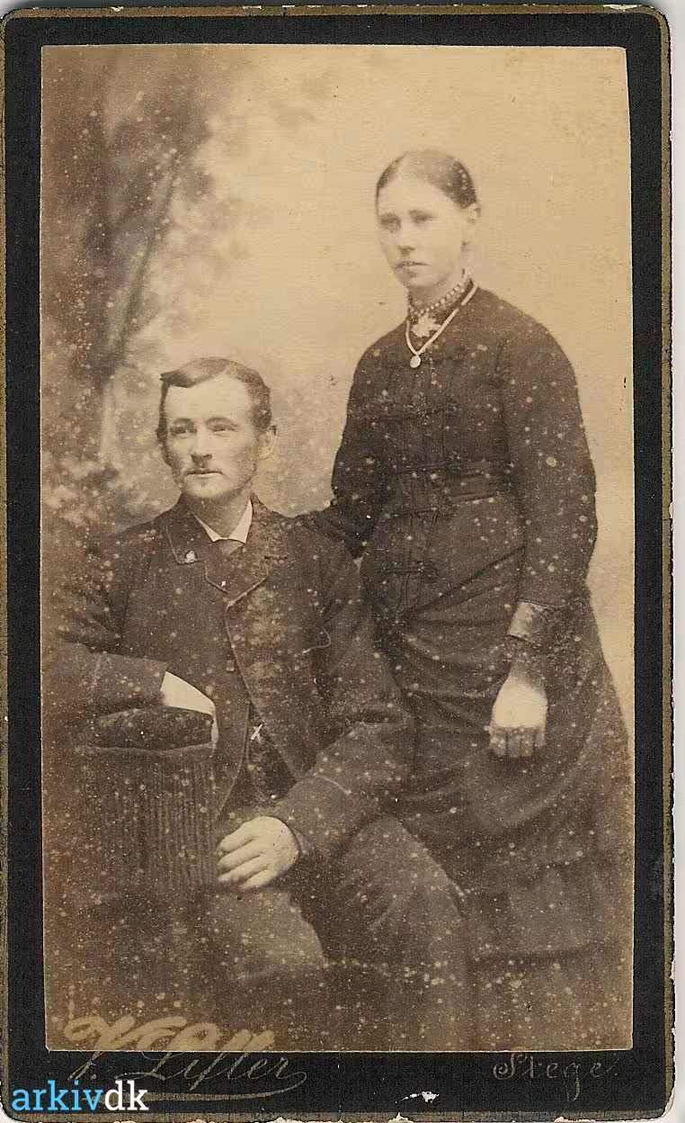 arkiv.dk | Gårdejer Mads Peder Hansen Kamp og hustru Eline Marie f. Dideriksen. Dalmosegård, Borre