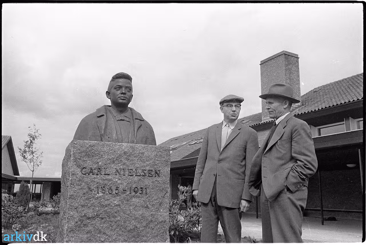 arkiv.dk | Buste af Carl Nielsen på Carl Nielsen Skolen i Nr. Lyndelse afsløres i 1962.