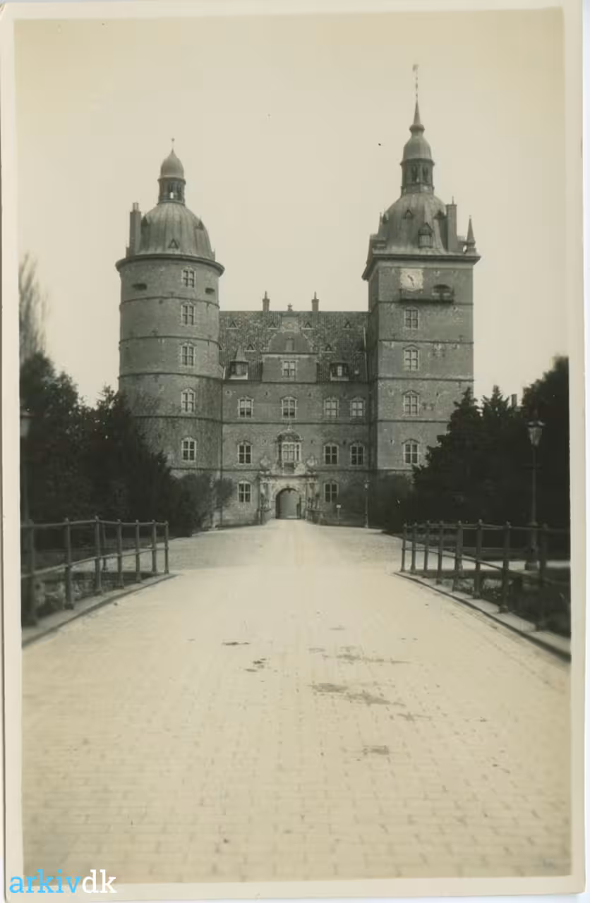 arkiv.dk | Vallø Slot set fra forskellige vinkler.