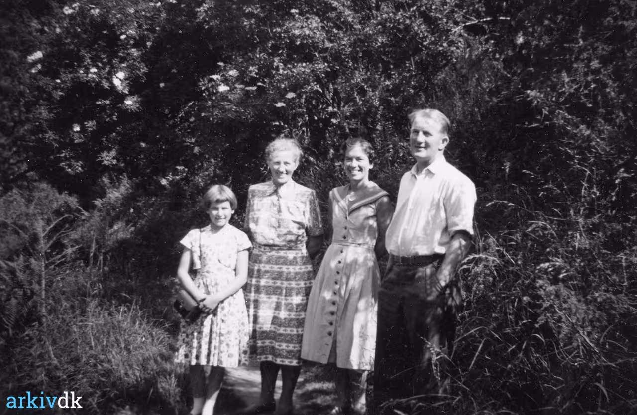 arkiv.dk | Tove og Rita Brønd Jensen i det grønne i Gandrup.