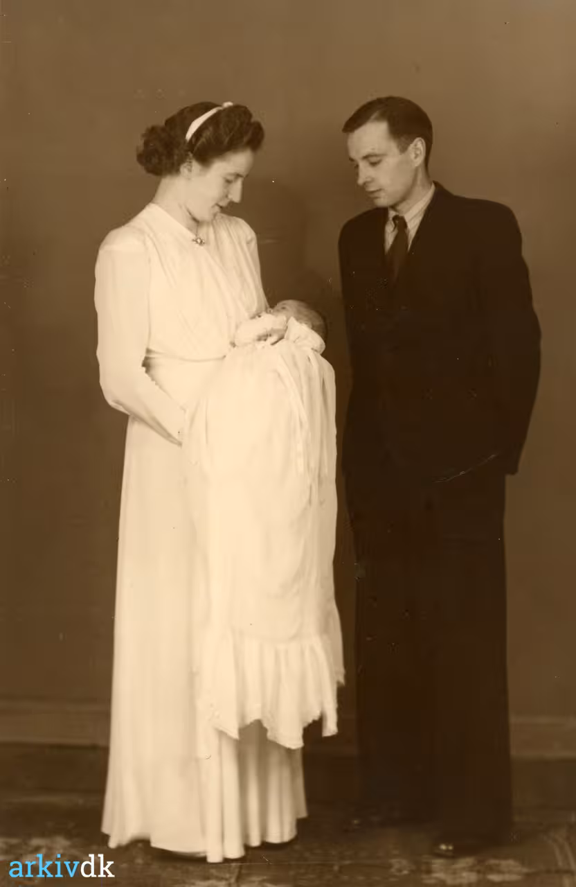 arkiv.dk | Anne Marie og Jens Helmer Pedersen, Ansager med deres førstefødte datter