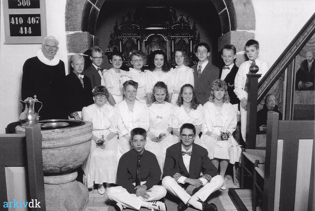 arkiv.dk | Konfirmation Vorgod Kirke 1991, hold B ved sognepræst Harry Jørgensen