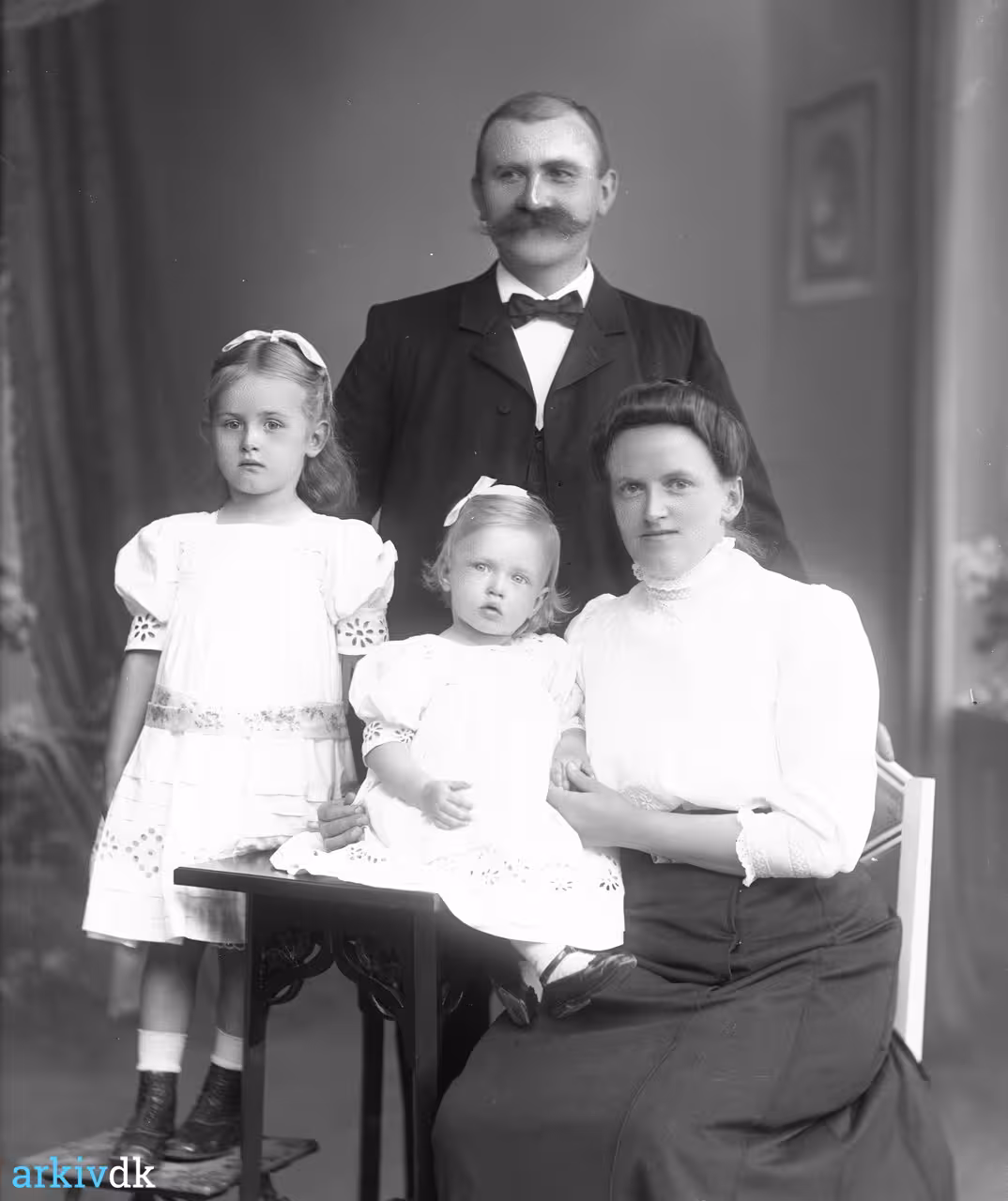 arkiv.dk | Portræt - familien Knudsen, Koldingvej 4, Vejle, 1911