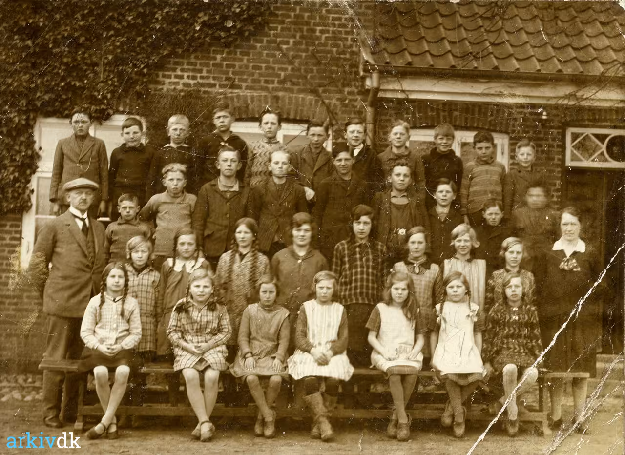 arkiv.dk | Elever og lærer foran Dalby Skole ca. 1927.