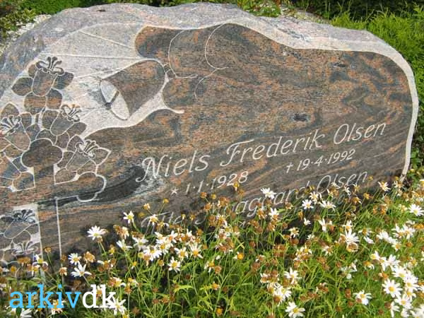 arkiv.dk | Gravsten Bøvling Valgmenighed. Niels Fredrik Olsen * 01.01.1928 + 19.04.1992 Tilde ...