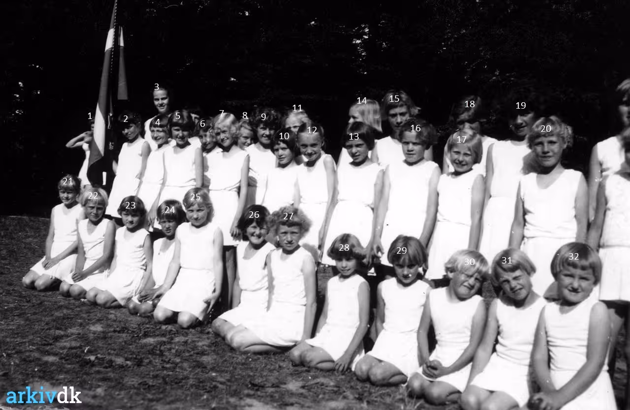 arkiv.dk | Gelsted Gymnastikpiger i Båring skov. ca. 1958, Gelsted sogn