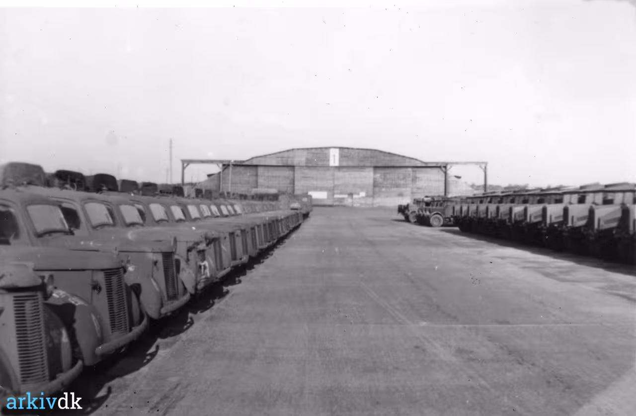 arkiv.dk | Skrydstrup Flyveplads. Militær lastbiler foran hangar 2.