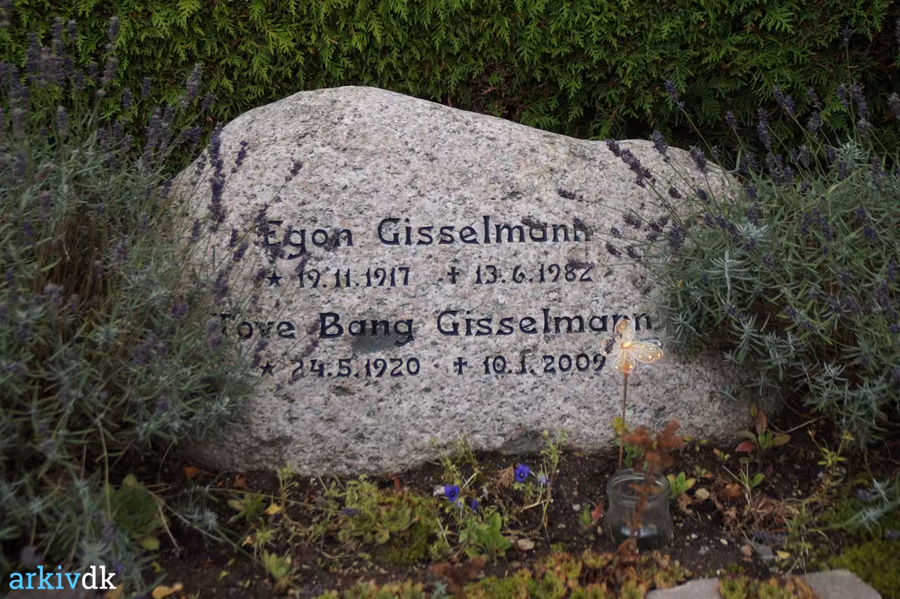 arkiv.dk | Egon Gisselmann og Tove Bang Gisselmann. Gravsten på Beder kirkegård