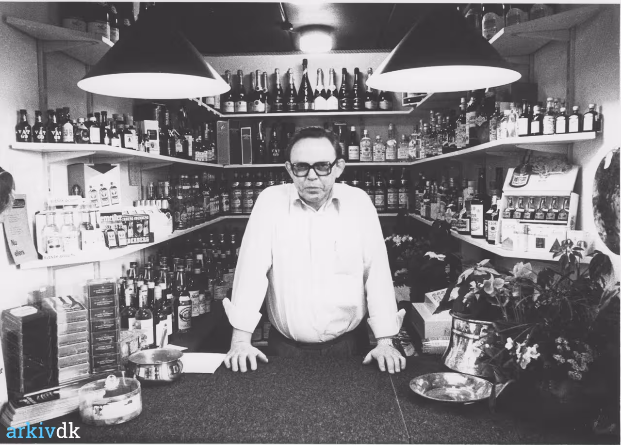 arkiv.dk | Erik Sylvest i sin vin- og spiritusforretning under navnet Vinkælderen på Boeletvej i Ry.