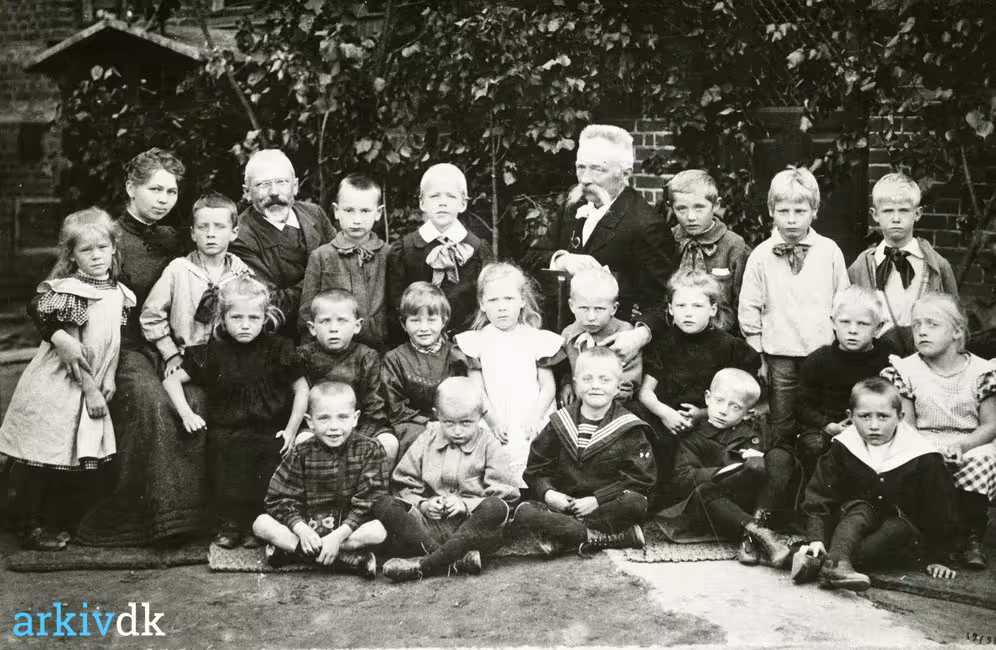 arkiv.dk | Klassebillede fra Ordrup Latin- og Realskole omkring 1890. I baggrunden til højre ses ...