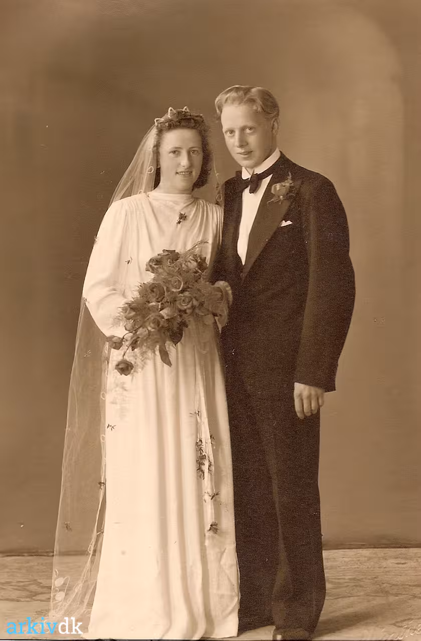 arkiv.dk | Brudebillede 18.05.1945 af Ella Jensen og Vagner Dalgaard Nielsen paa Houdamvej 27 ...