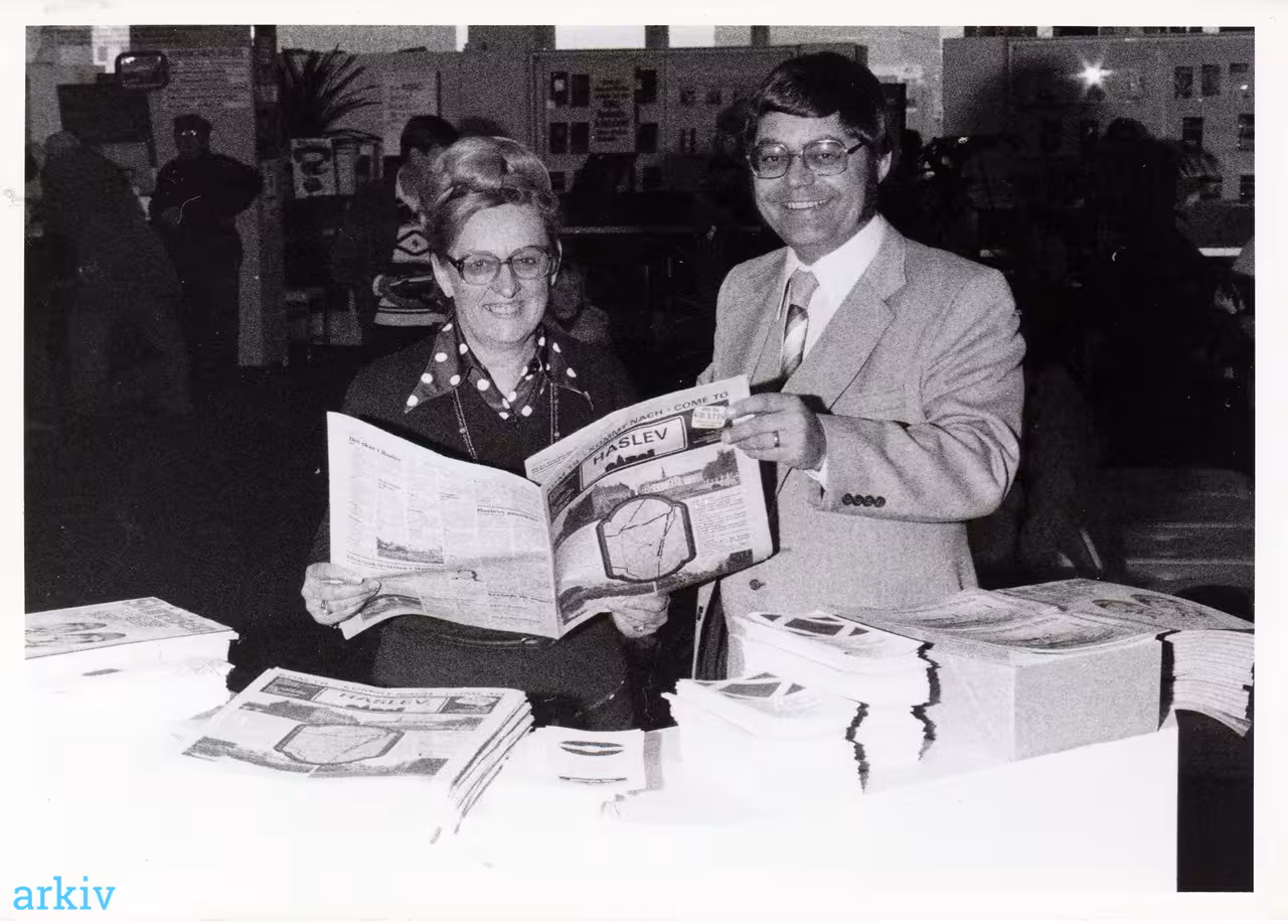 arkiv.dk | Hans-Willy Bautz og ukendt person med Haslev Turistavis