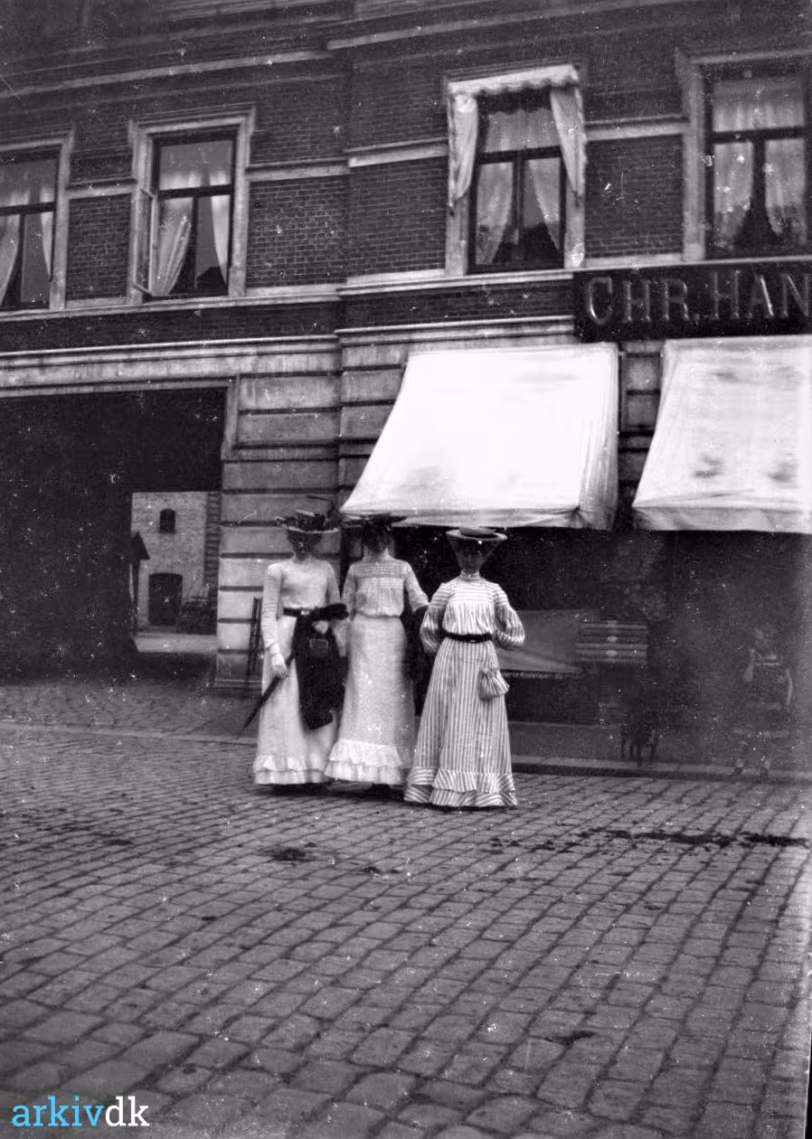 arkiv.dk | 3 damer fotograferet foran Nygade 4, Nakskov
