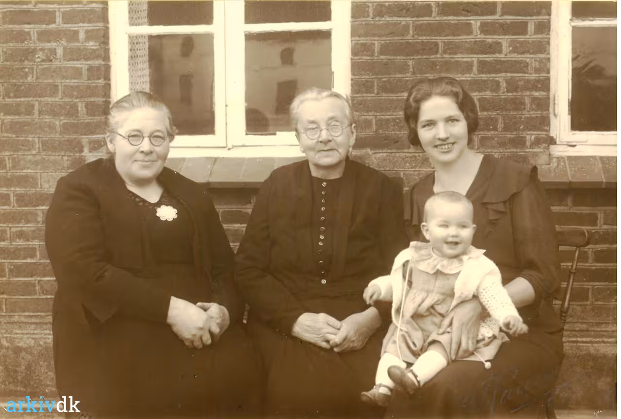 arkiv.dk | 4 generationer, Frederiksberggade 11, Give 1938