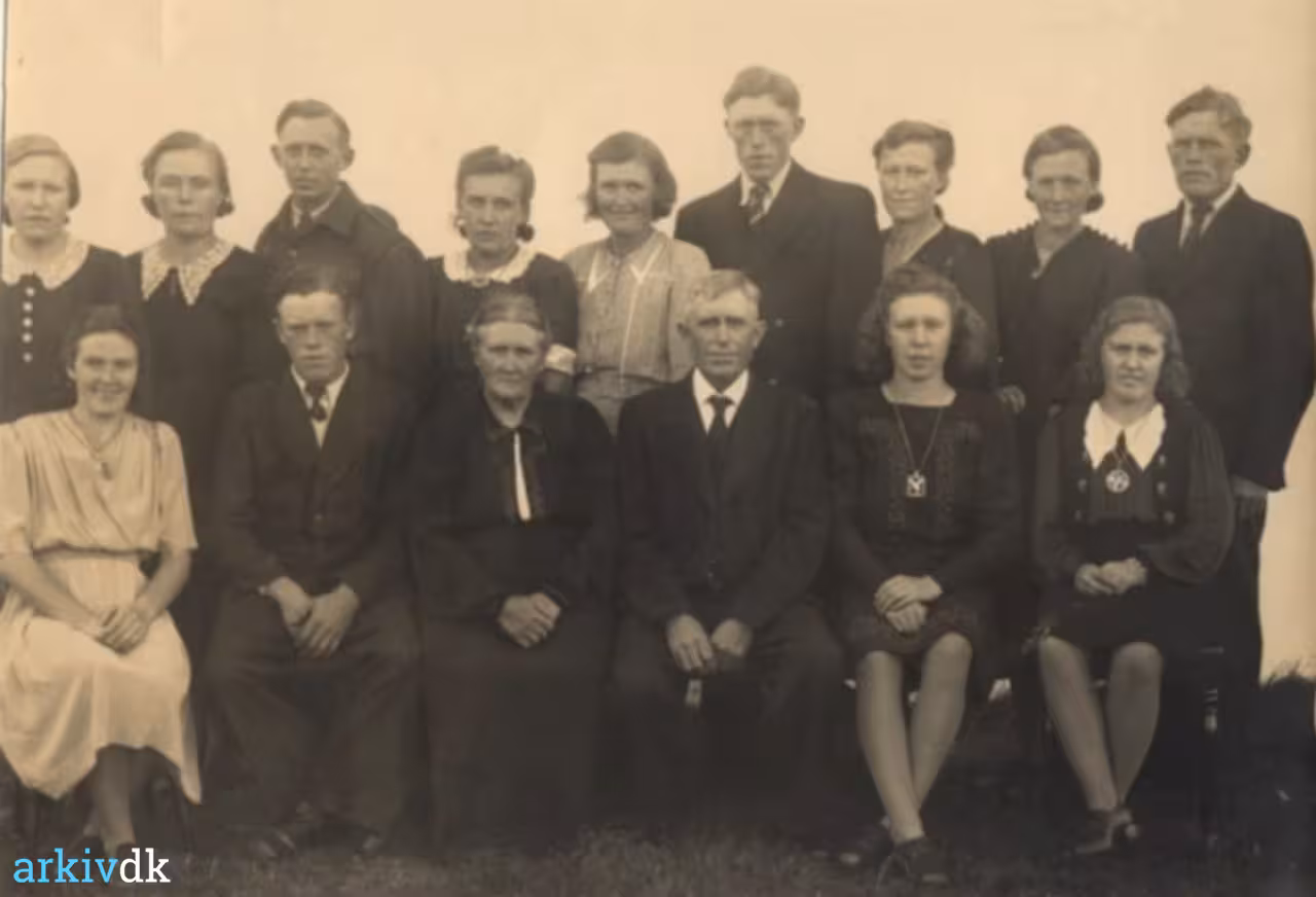 arkiv.dk | Billedet viser guldbrudeparret Jens Peter Sørensen og Mathilde Pedersen med 13 børn ...