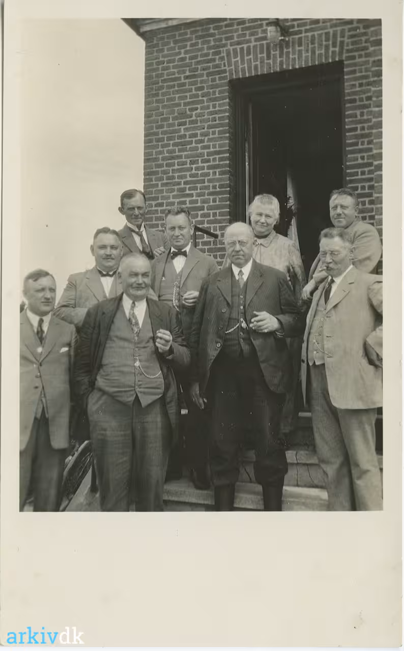 arkiv.dk | Gæster hos bestyrer Niels Nielsen, Trævarefabrikken. Personerne - se navneliste i ...