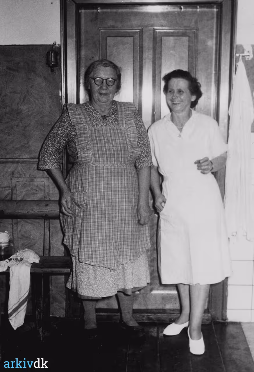 arkiv.dk | Anna Jensen og Ella Topp. Jordløse Møllevej 31, Jordløse matr. 8r.