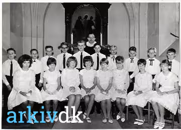 arkiv.dk | Konfirmation. Konfirmander i Herstedvester Kirke med pastor Vedtofte. (1966)