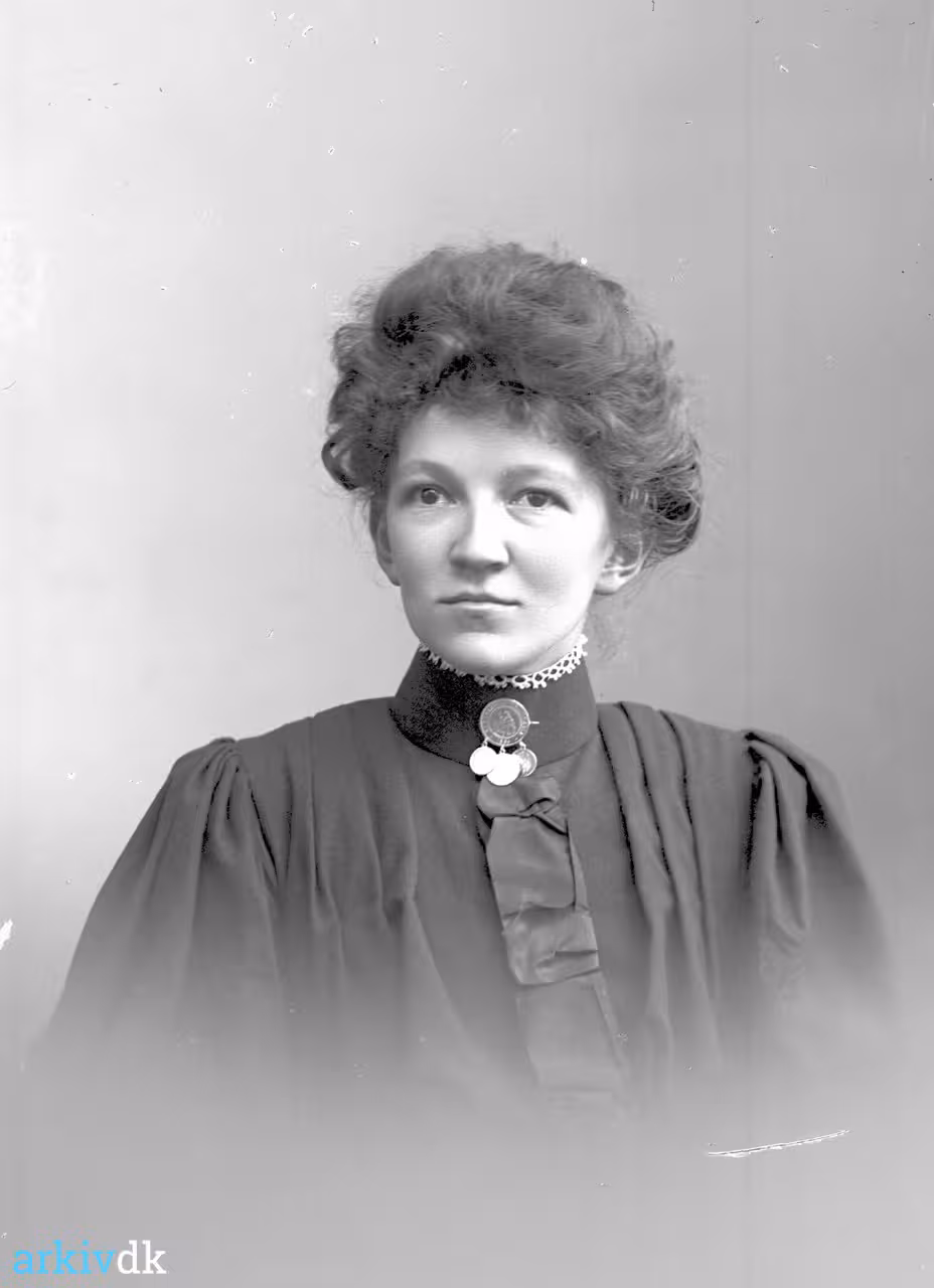 arkiv.dk | Portræt - bestilt af Amanda Larsen, Vedelsgade 30, 1908