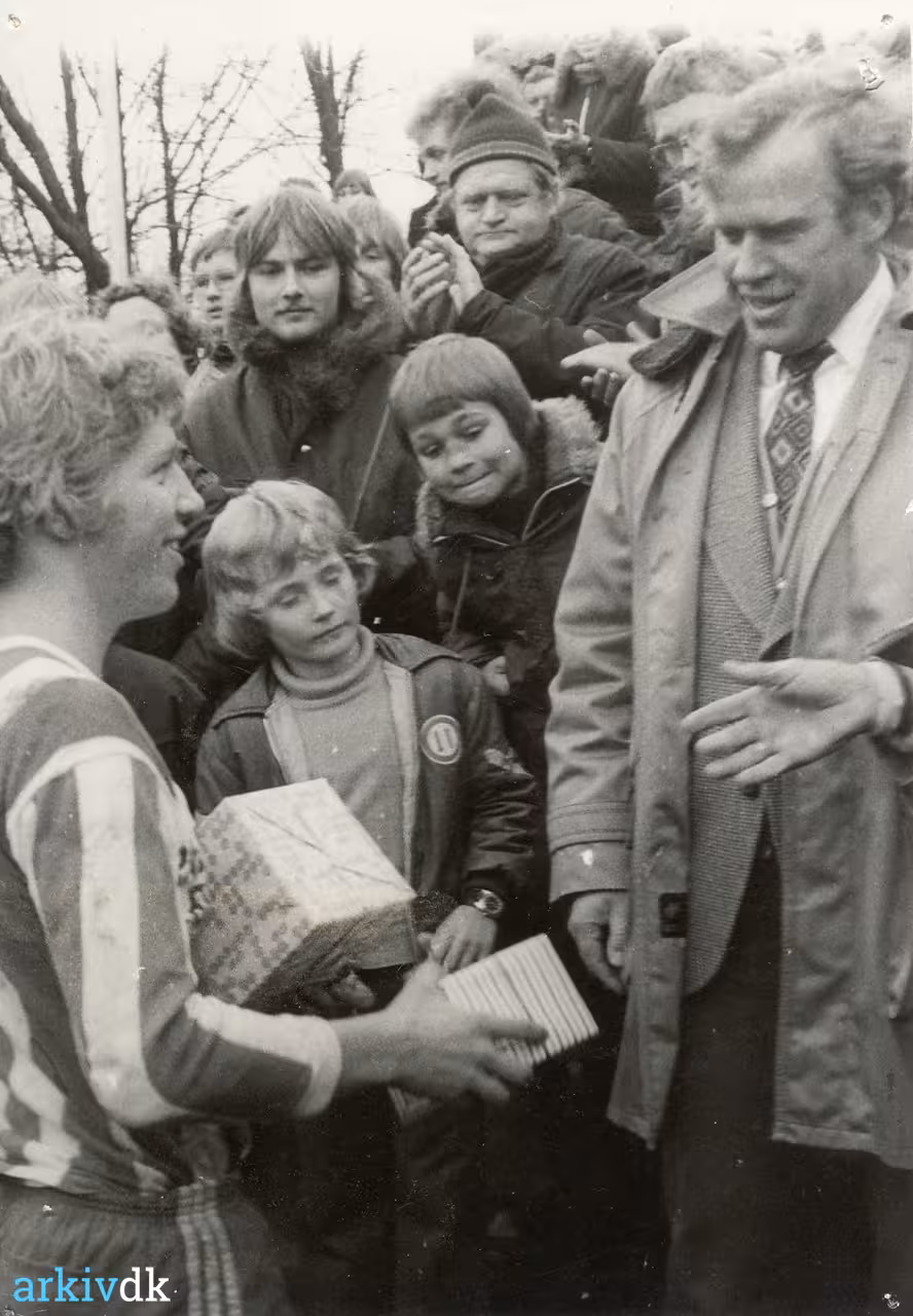 arkiv.dk | Borgmester Arne Hansen lykønsker fodboldspillere fra Bække Sportsforening med ...