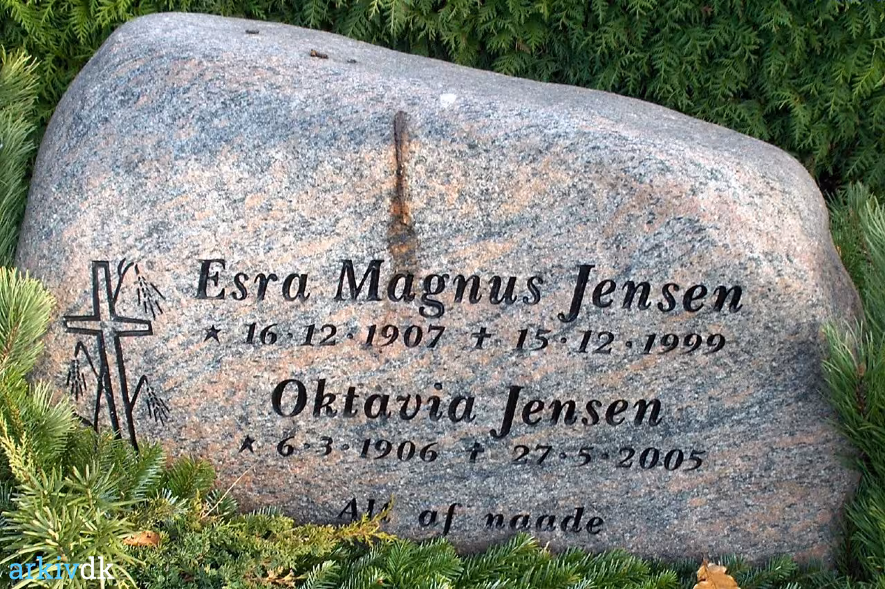 arkiv.dk | Gravsten Nekrolog Oktavia og Esra Jensen Agerbæk