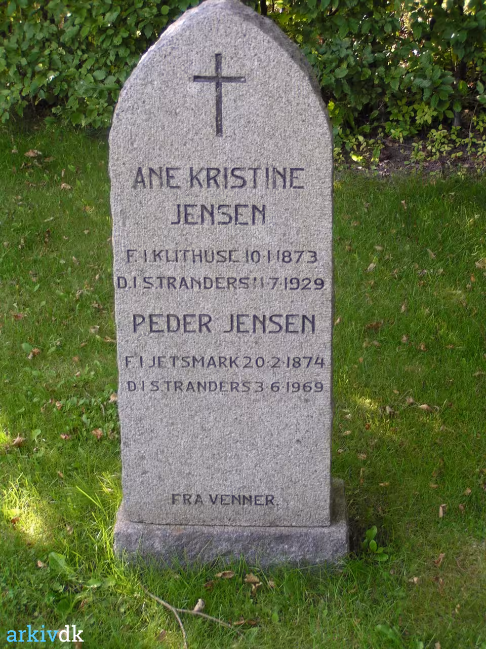 arkiv.dk | Ane Christine og Peder Jensens gravsten på Sdr. Tranders kirkegård.