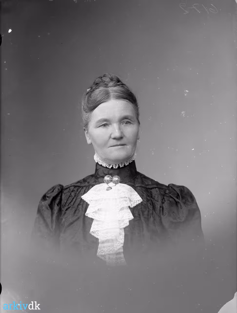 arkiv.dk | Portræt - Maren Nielsen (1857-), Kiddesvej 2, Vejle, 1910