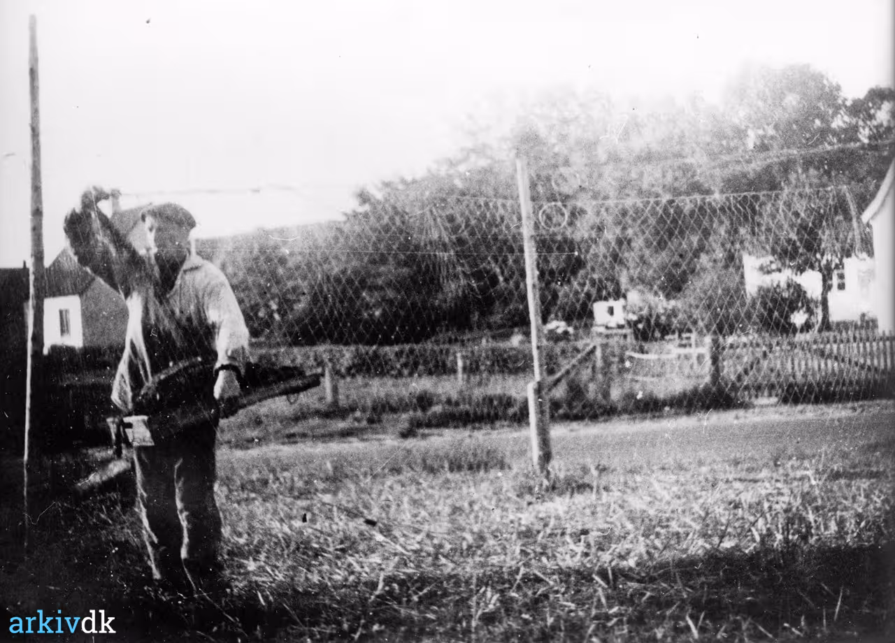 arkiv.dk | Fisker Niels Jørgensen renser garn