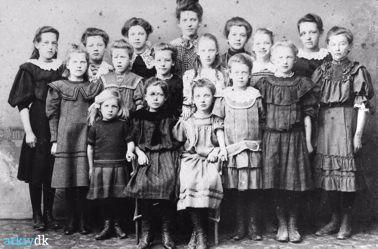 arkiv.dk | Pigehold, der gik i syskole hos Bødker Anders Jensen