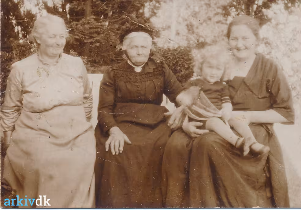 arkiv.dk | Maren Kirstine Hansen, Borup, med datter, barnebarn og oldebarn.