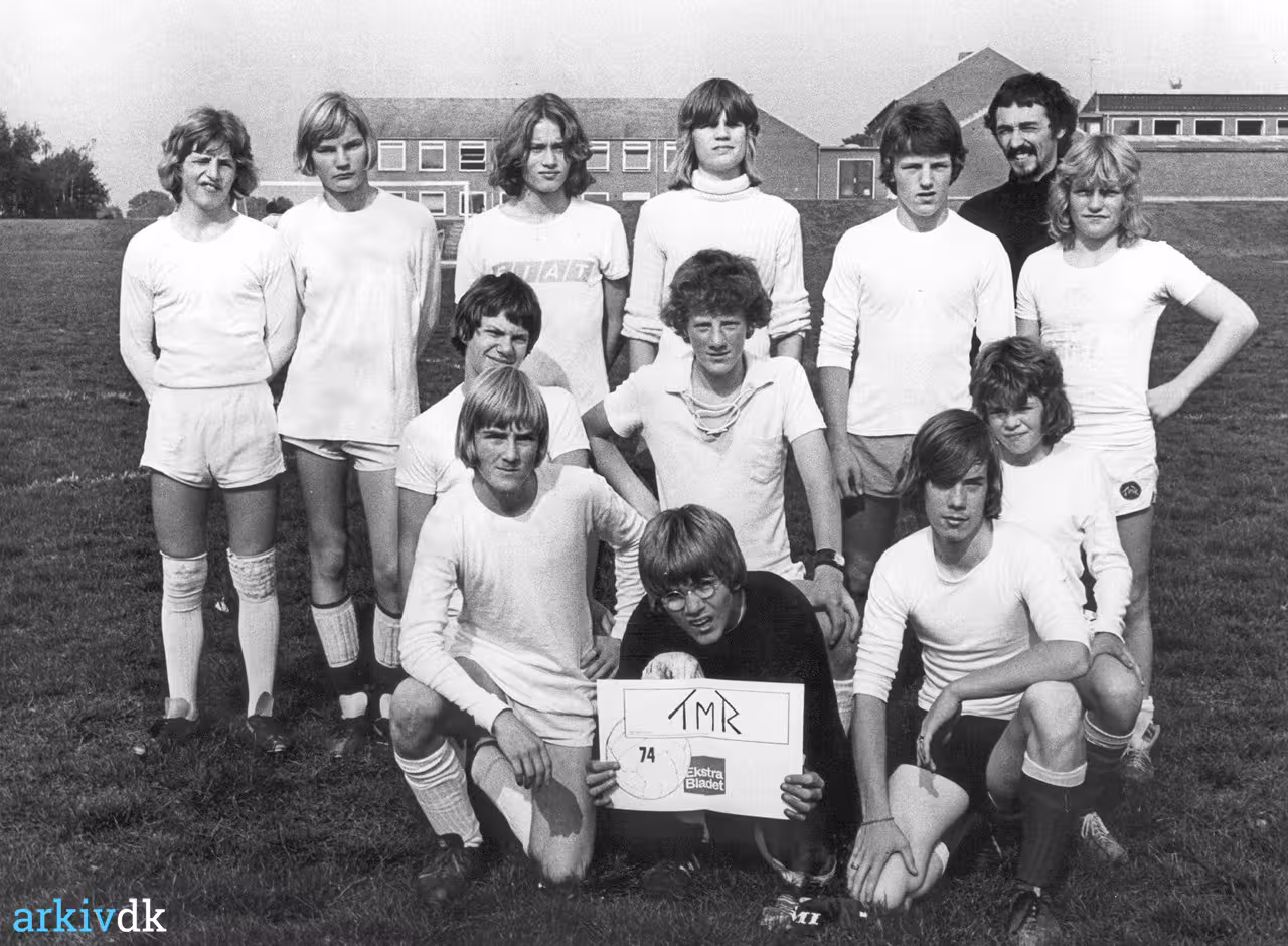 arkiv.dk | Skolens fodboldhold 1974 fra Tølløse Mellem- og Realskole (TMR) / Sejergårdsskolen