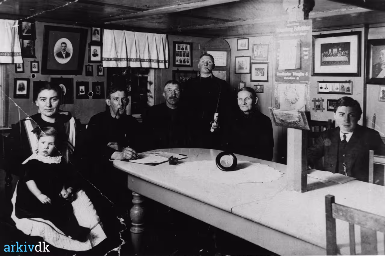 arkiv.dk | Niels Chr. Laugesen´s familiebilled. Harboøre, ca. 1920