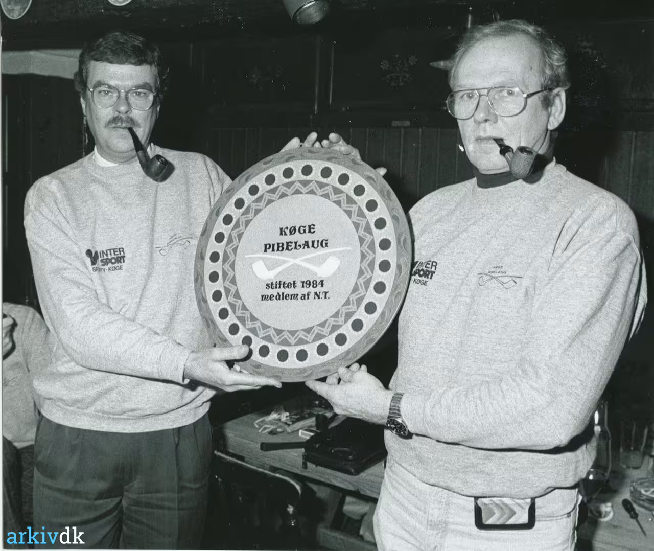 arkiv.dk | Køge Pibelaug. Til venstre laugsformand, Niels Jørgen Hansen. Til højre Chris Mollerup.