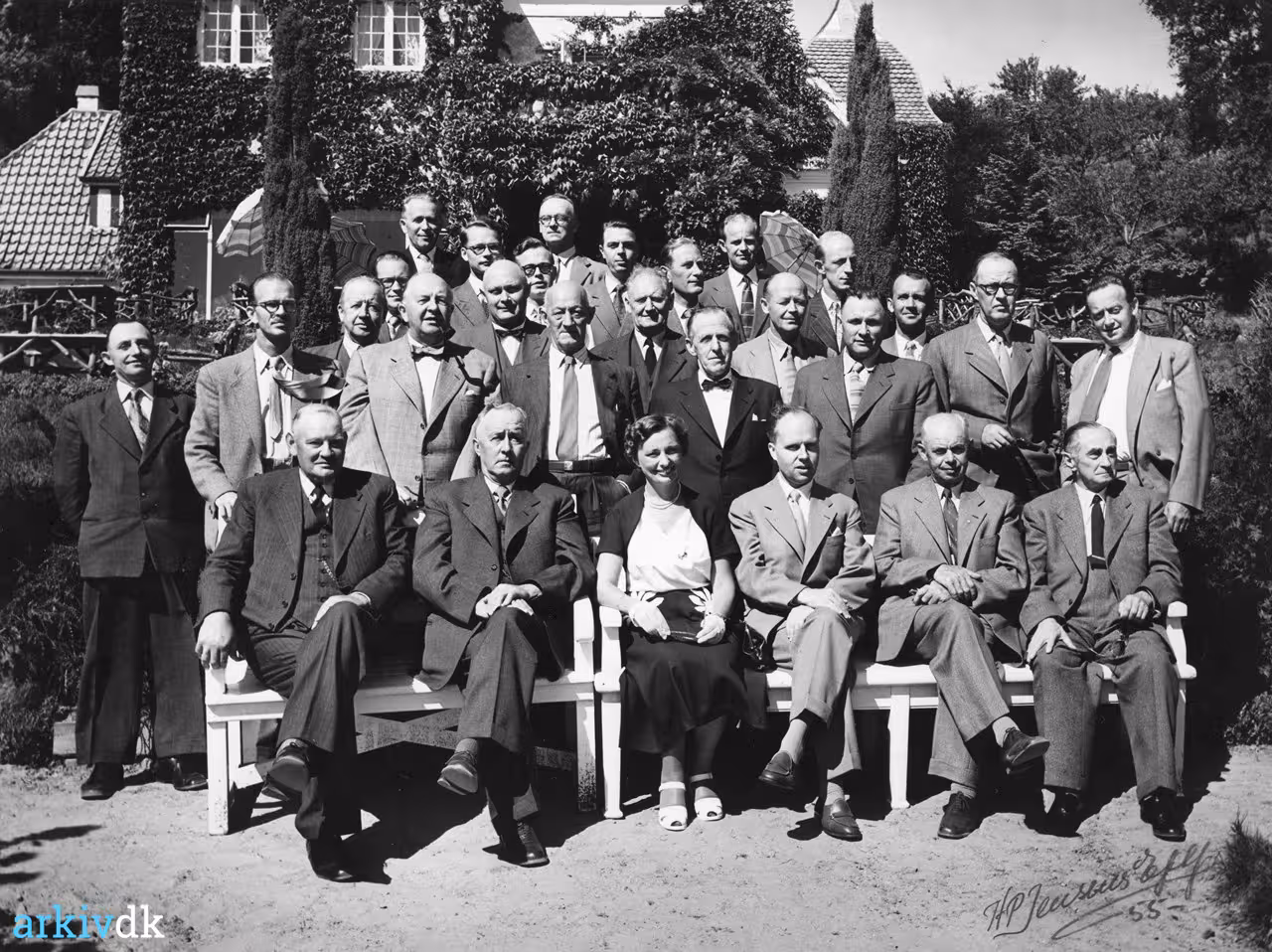 arkiv.dk | Vejle Amtsråd og embedsmænd besøger Selsbjerg Kurhotel, 1955
