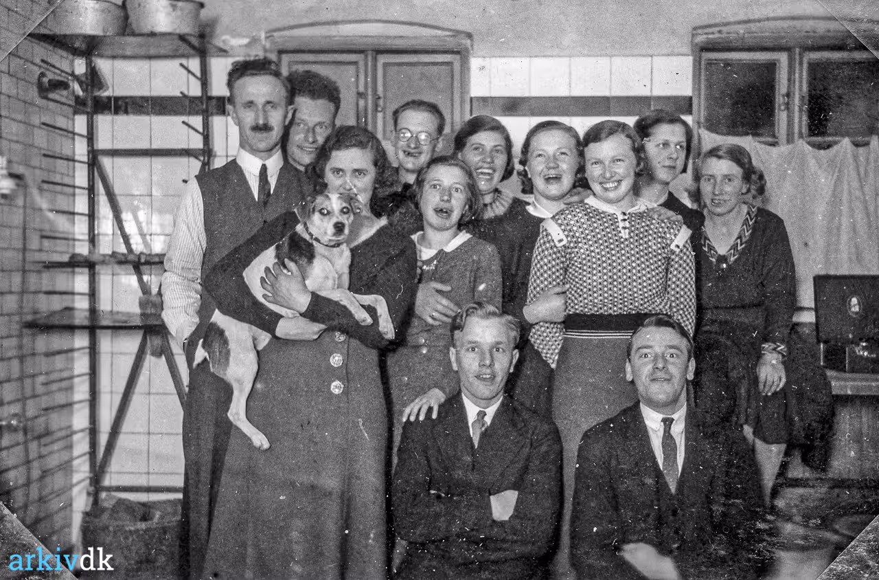 arkiv.dk | Vester Hassings ungdom samlet i Lundtofts Bageri, Vester Hassing