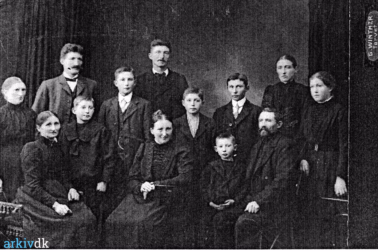 arkiv.dk | Laura Bro og Niels Nielsen Bro med 11 børn, Vejlby. ca. 1910.