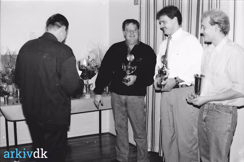arkiv.dk | Præmieoverrækkelse til Danmarksmester i Rally 1989 til Ove Pedersen og Kurt Kirkeby ...